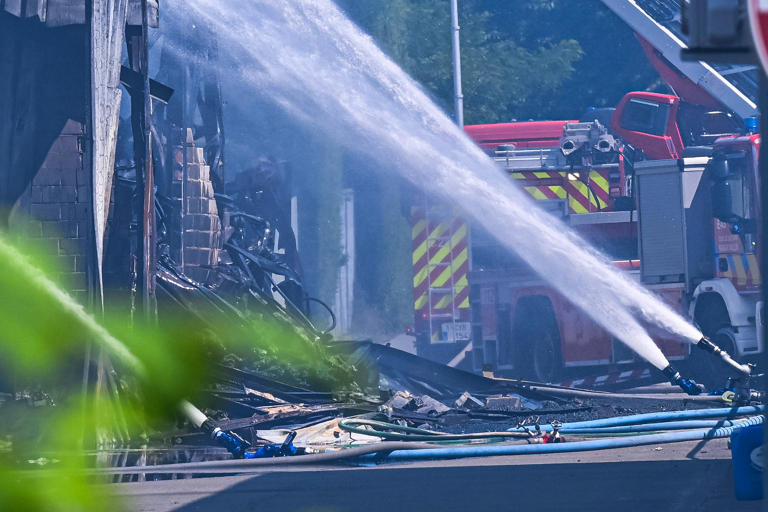 Incendie industriel à Tubize - L'incendie de l'entrepôt textile de ...