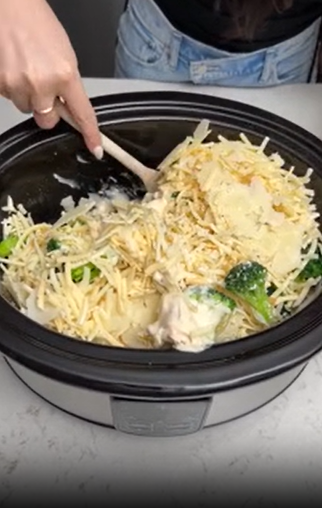 Creamy crockpot chicken alfredo that practically cooks itself, easy ...
