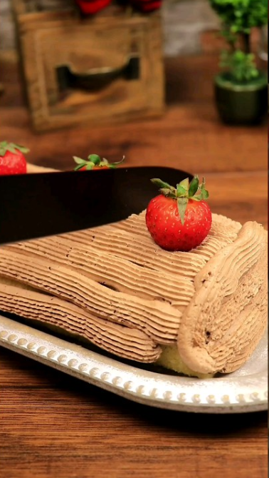 Irresistible strawberry and chocolate dessert for every sweet tooth