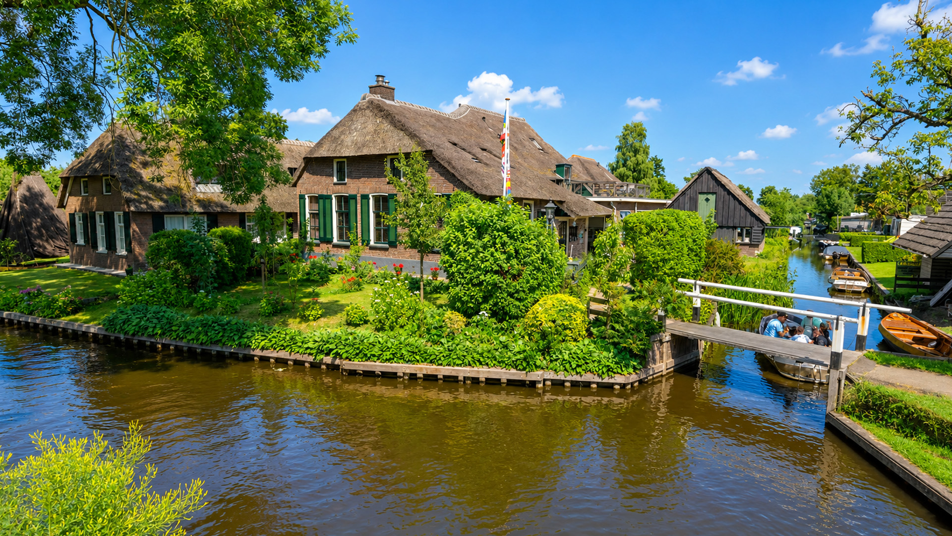 Giethoorn Netherlands welcomes you to canal village life (4K)