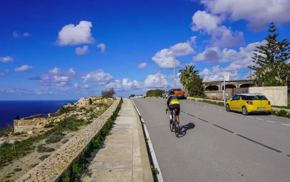 Stranger helps cyclist after prosthetic leg falls mid-ride in Malta