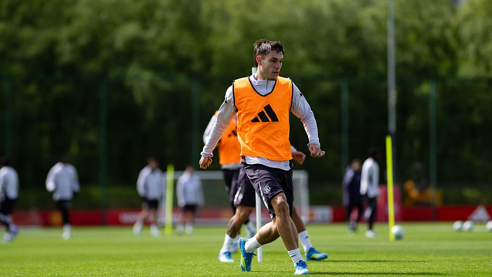 Arsenal move to hijack Man Utd's top midfield target