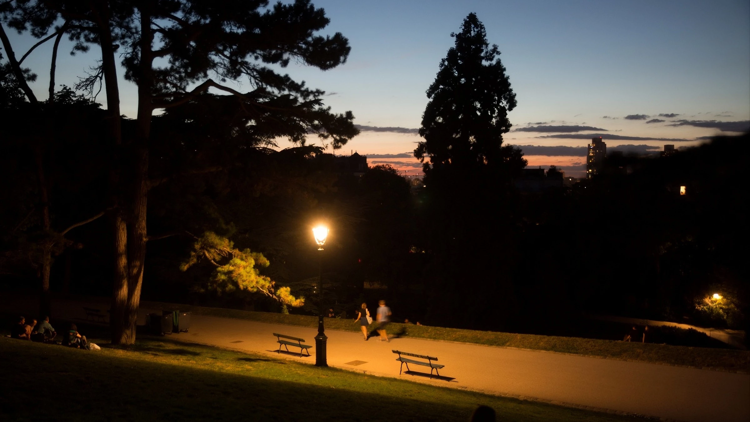 Canicule à Paris : 14 parcs ouverts jusqu’à minuit pour faire face aux ...