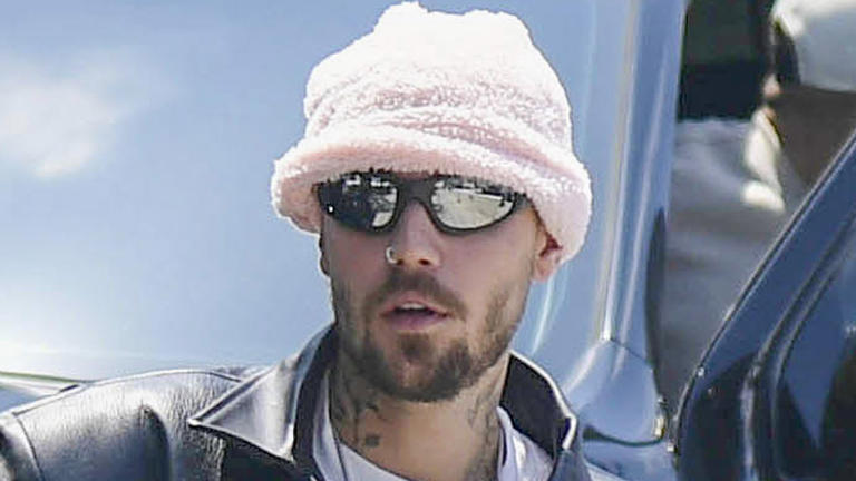 Justin Bieber wears giant fluffy pants while snapping at paparazzi at a ...