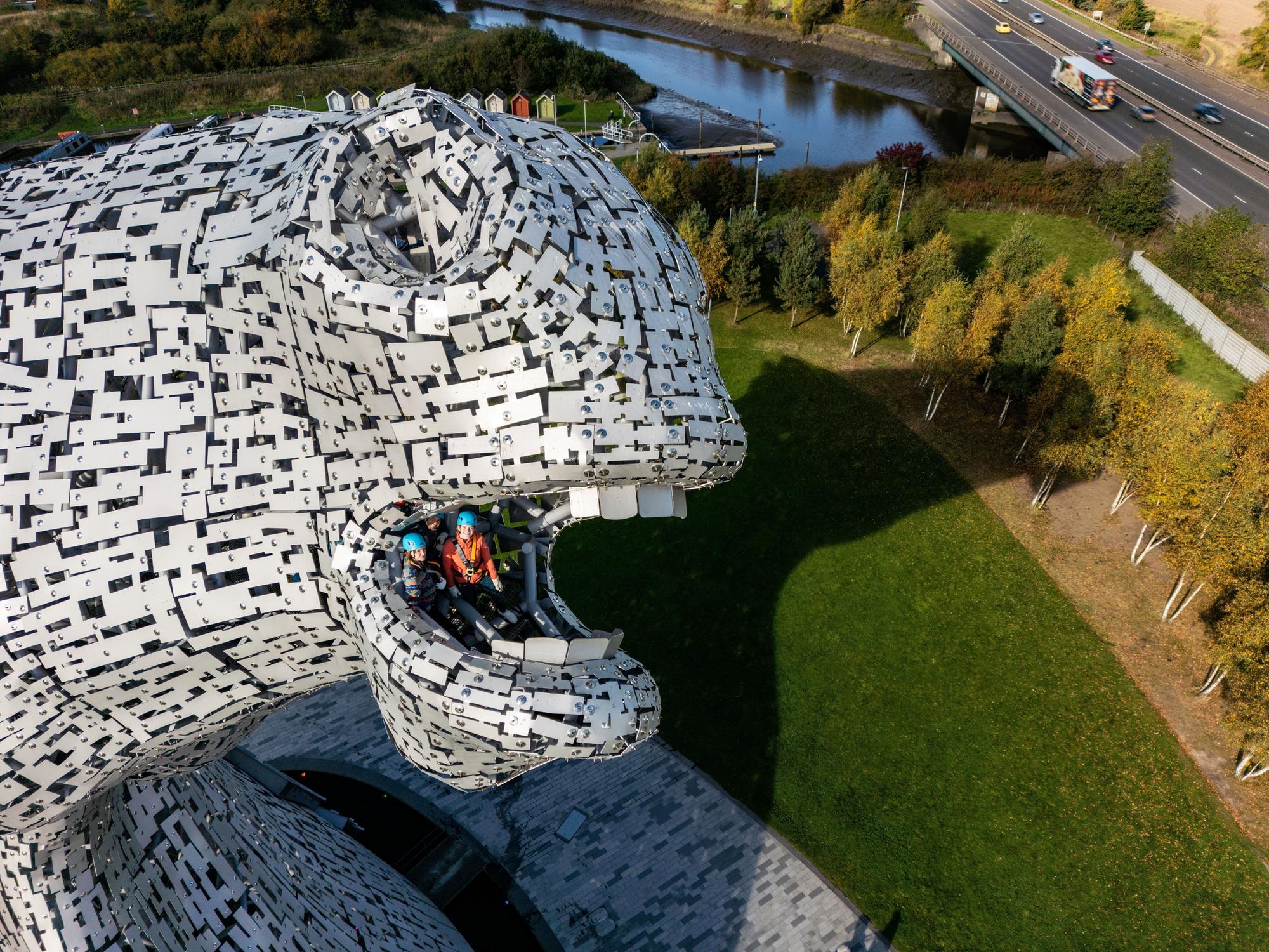 Note for the faint hearted: Brave bagpiper set to scale a Falkirk ...