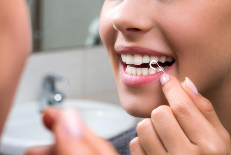 Come non usare il filo interdentale se non vuoi rovinati i denti