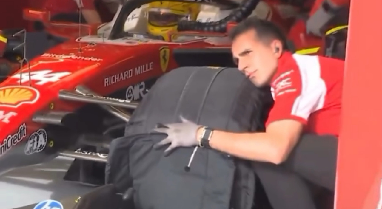 Ferrari, il meccanico che “abbraccia” la gomma di Hamilton diventa virale