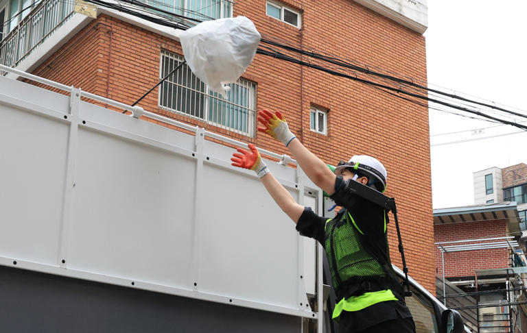 Hyundai's X-ble shoulder eases waste collection strain