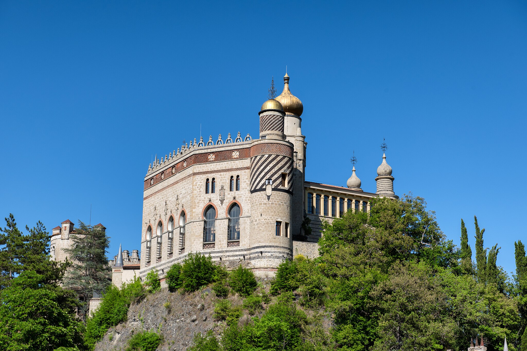 8 places that exist only in Italy: lakes, ghost towns and surreal ...