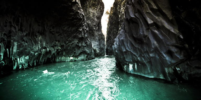 8 places that exist only in Italy: lakes, ghost towns and surreal ...
