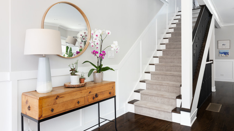 How to decorate a foyer