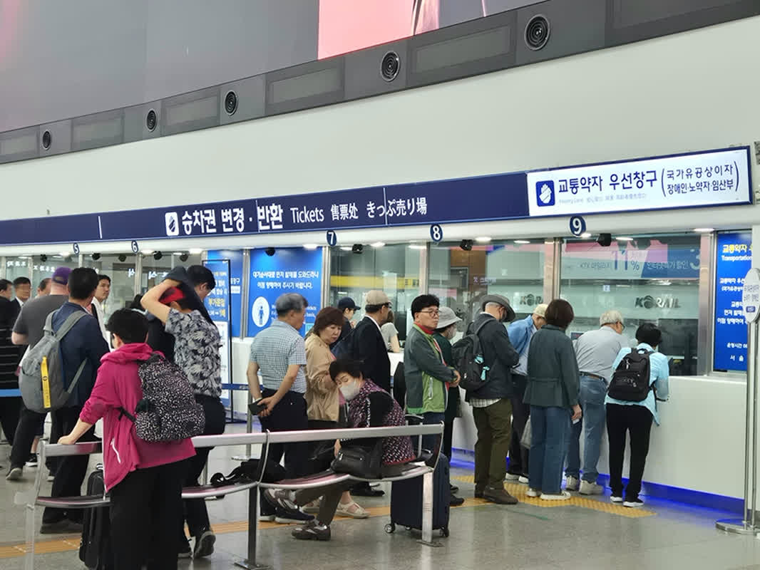“날벼락처럼 KTX 취소”… 서소문 고가 붕괴에 서울역 ‘대혼란’ [르포]