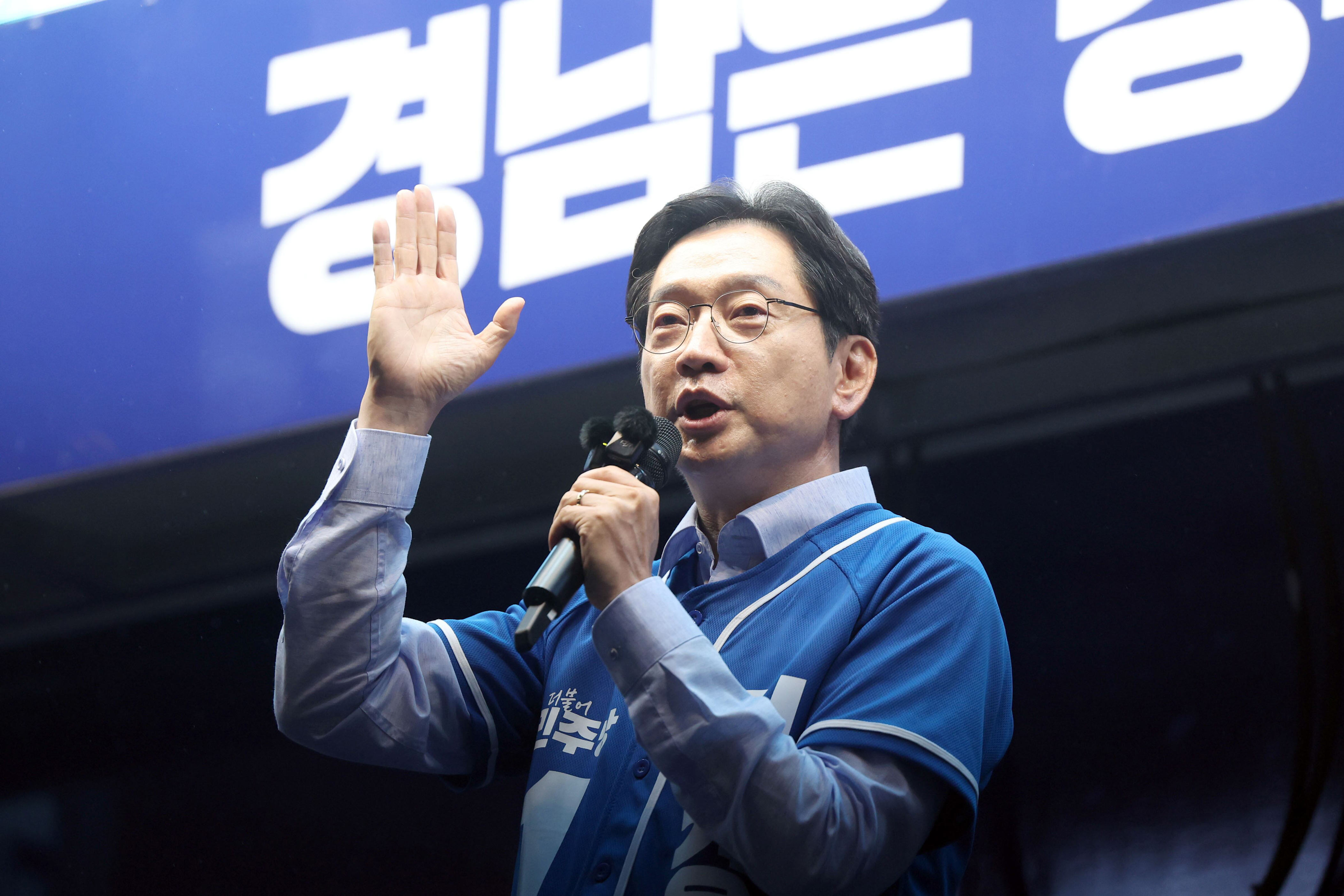 Democratic, progressive parties unify behind Kim Kyoung-soo for ...