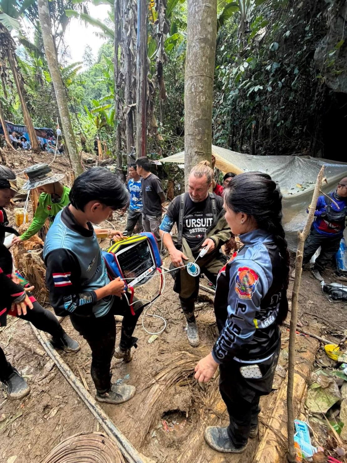 Laos rescuers in 'race against time' to reach 7 trapped inside cave