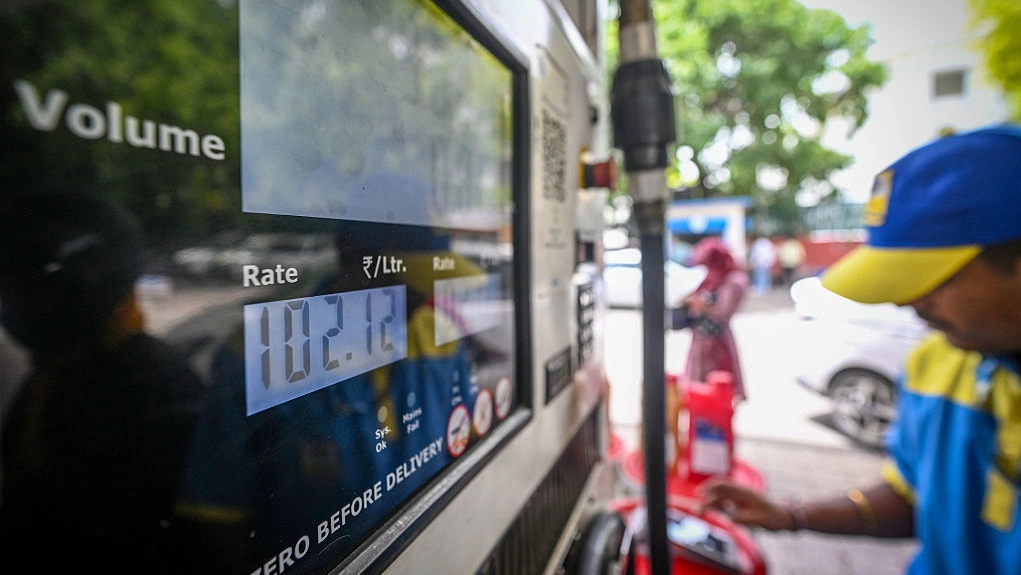 Montek Singh backs fuel price hikes despite cheaper crude