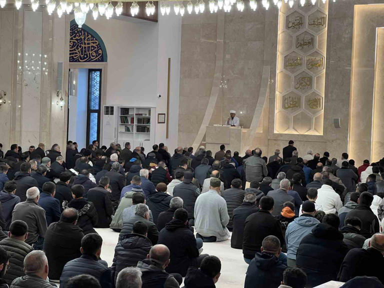 Kars’ta bayram namazında camiler doldu taştı