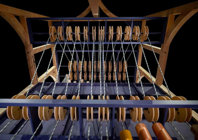 Hermès tampilkan jam tangan lewat panggung instalasi teater