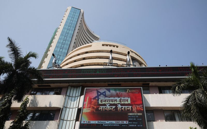 Indian shares end flat as HDFC Bank offsets rally in metal stocks