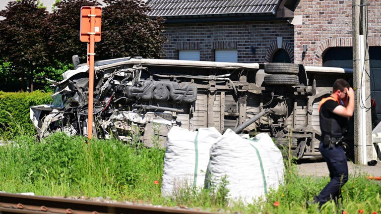 Zug fährt in Belgien gegen Schulbus: Zwei Kinder und zwei Erwachsene ...