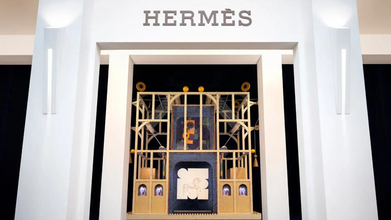 Hermès tampilkan jam tangan lewat panggung instalasi teater