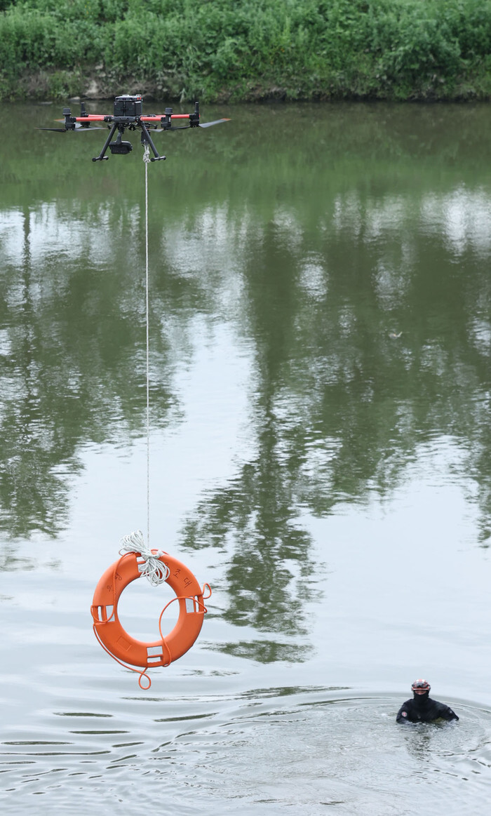 Lifesaving drill with drone
