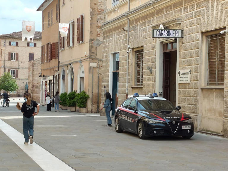 Lite a colpi di bottiglie di vetro: "Uno era ricoperto dal sangue"