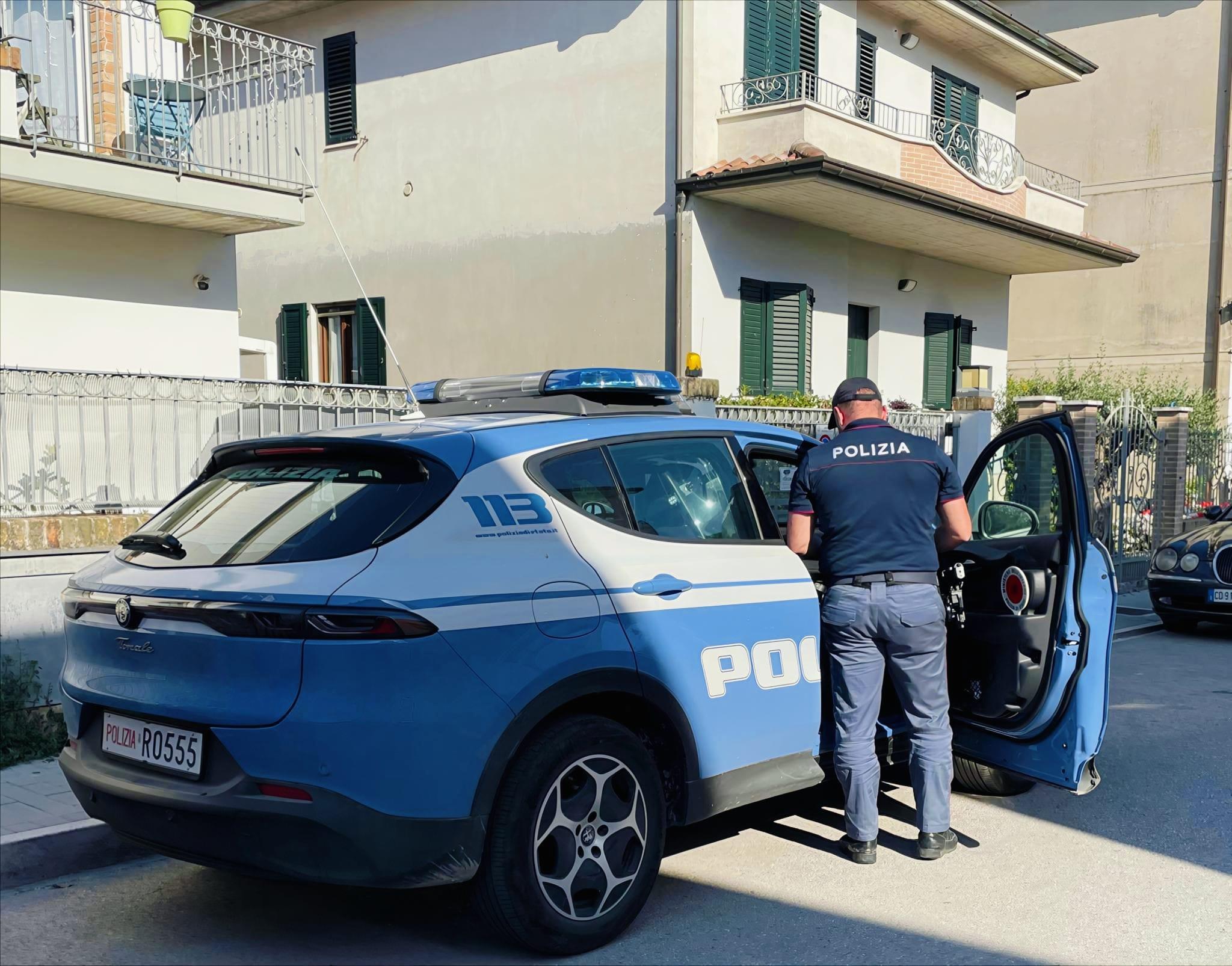 Spaccia in auto a Miramare. Pusher arrestato
