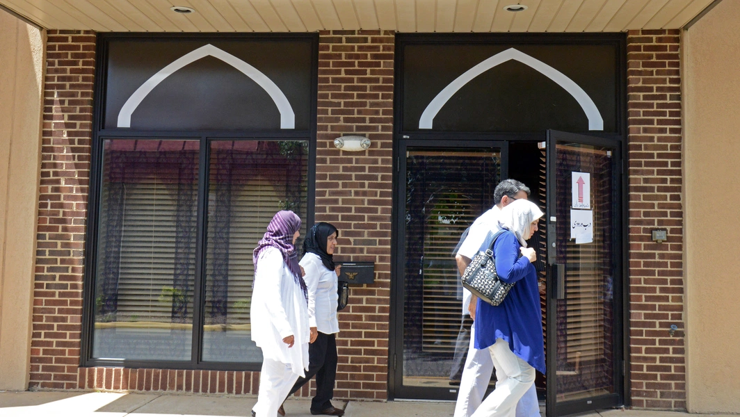 Mosques near White House draw attention over Iran ties