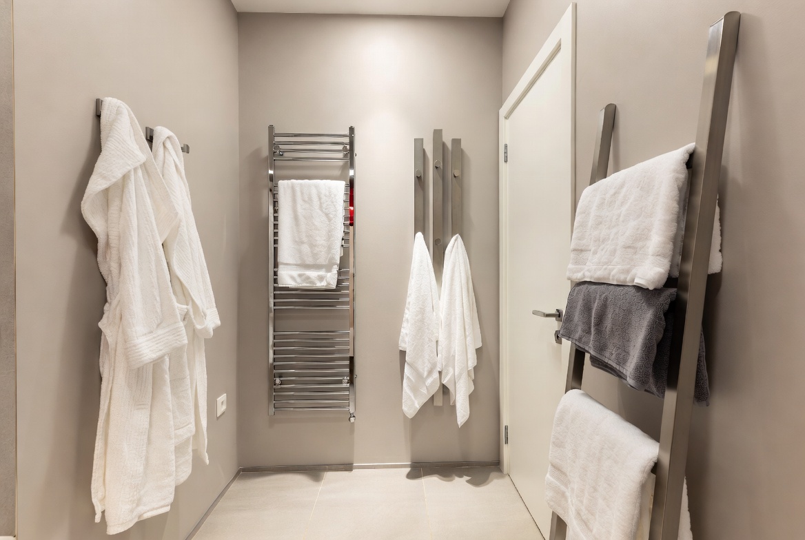 Idee per Appendere gli Accappatoi in un Bagno Piccolo: Soluzioni ...