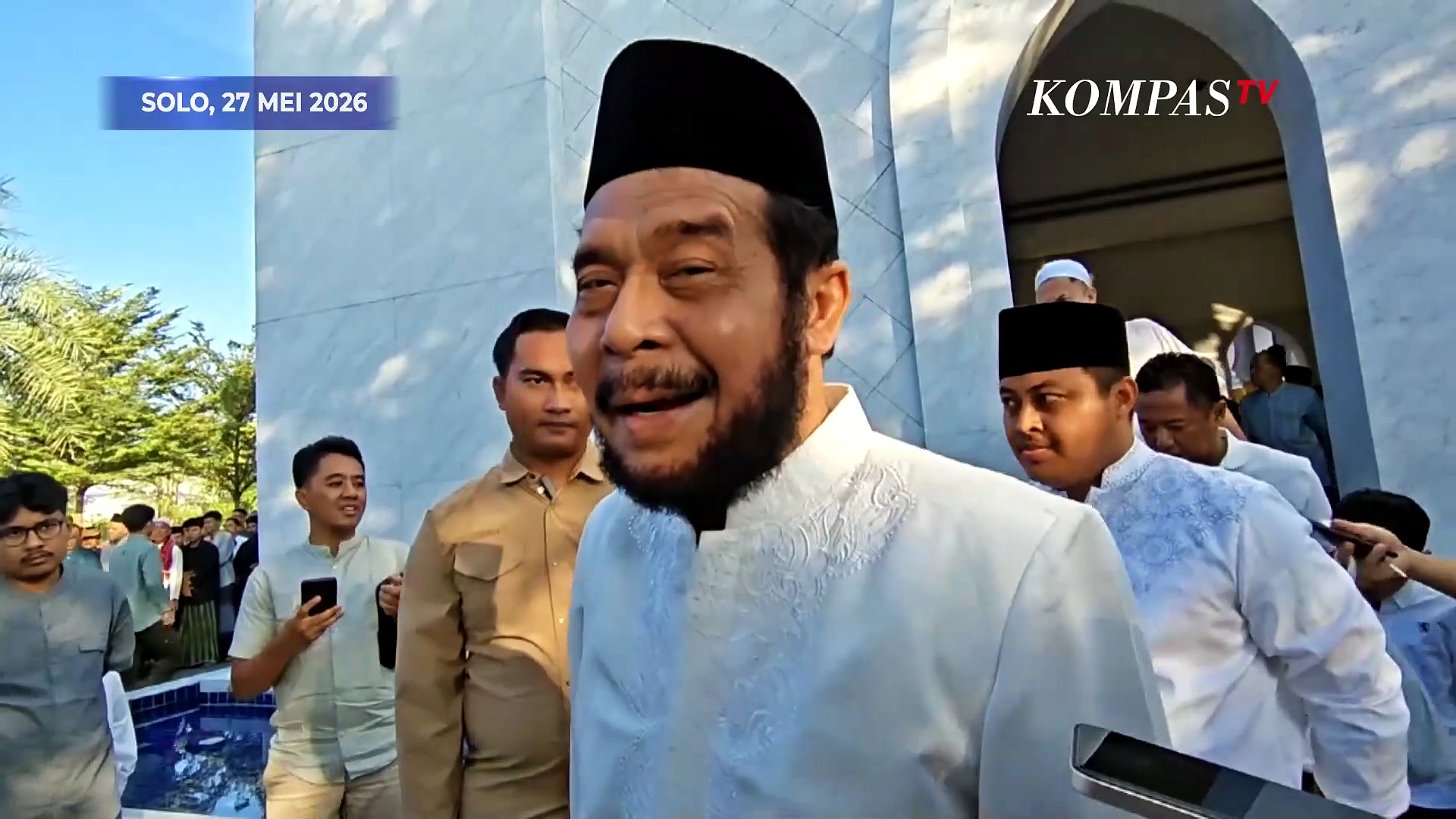 Jokowi bersama Iriana dan Anwar Usman salat Iduladha di Masjid Sheikh ...