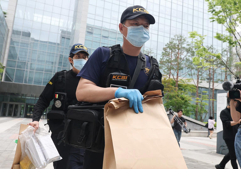 Cooperative employee stabs two LG Electronics workers
