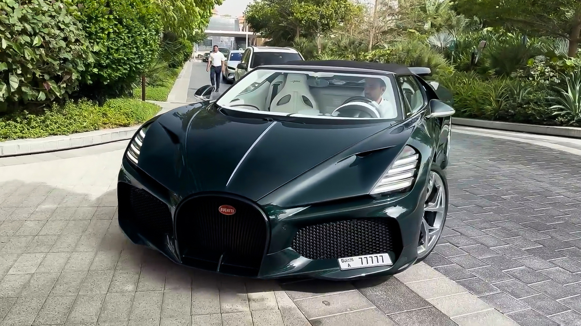 Aankomst van gloednieuwe Bugatti Mistral van $5.500.000
