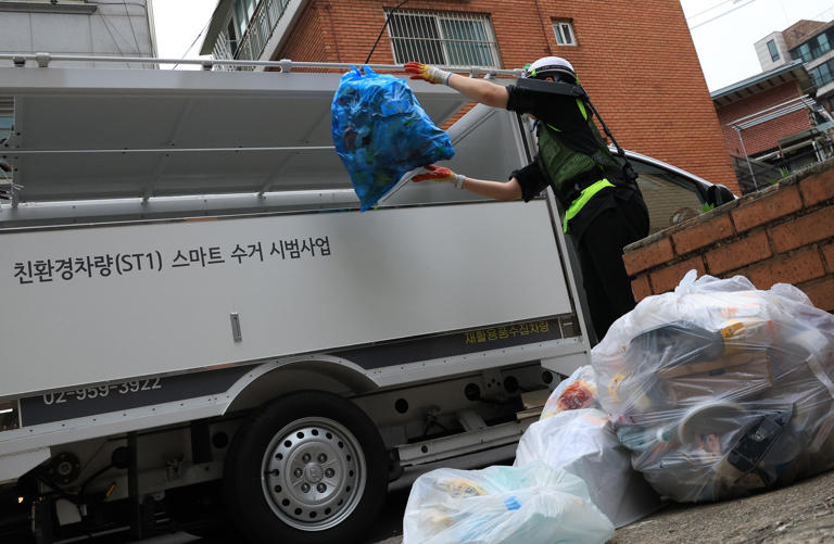 Hyundai's X-ble shoulder eases waste collection strain