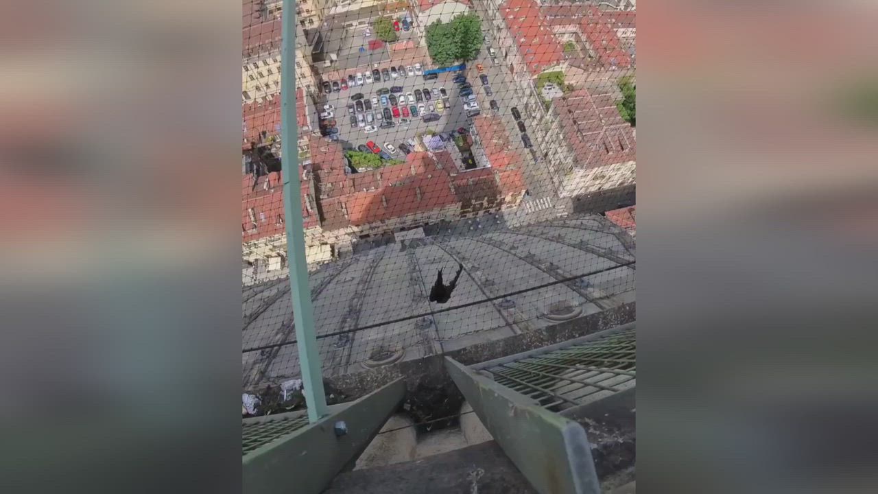 Italië: Swift bevrijd bij hoogteredding bij iconisch Turijns ...
