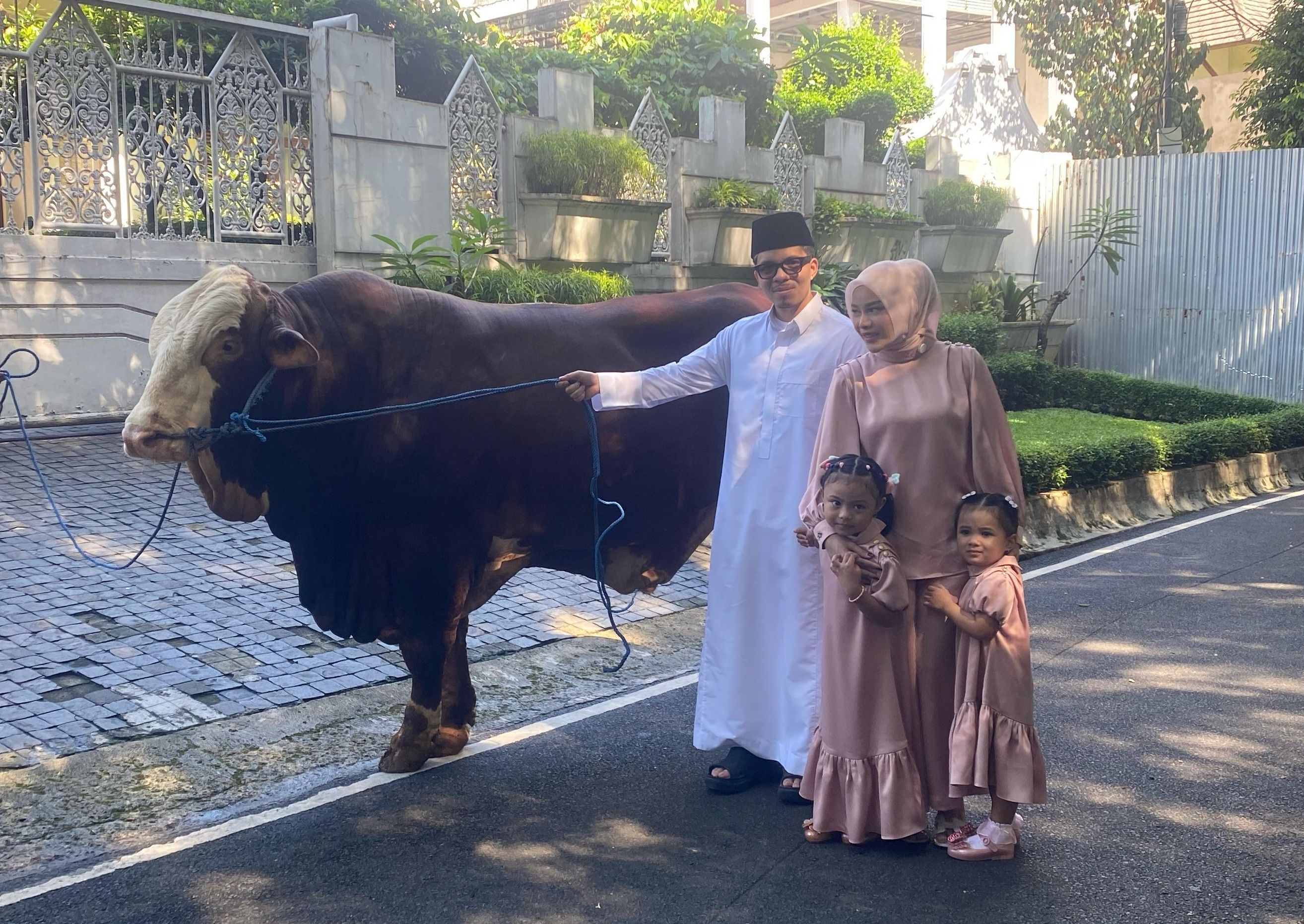 Atta Halilintar dan Aurel Hermansyah berkurban sapi untuk 7 nama ini