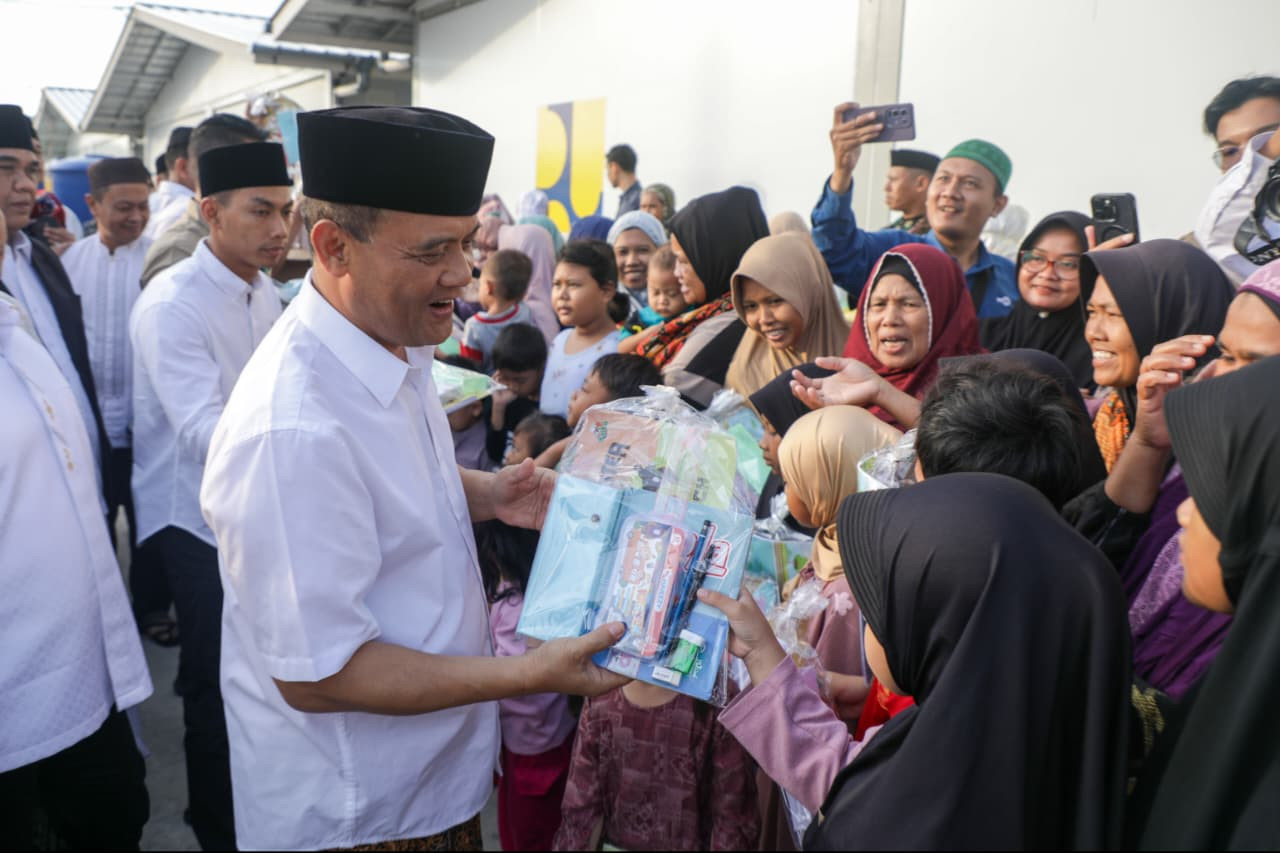 Salat Iduladha bareng warga Huntara Tegal, Gubernur Jateng serahkan ...