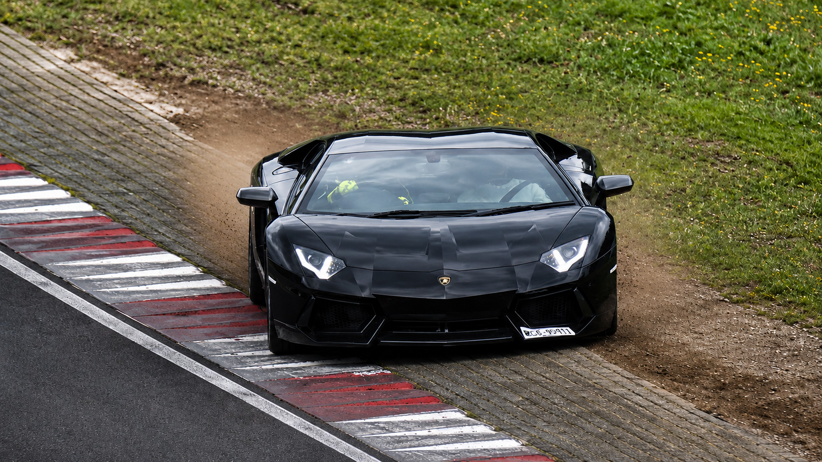 Lamborghini Aventador trifft die Leitplanke und wirbelt bei Tempo Staub auf