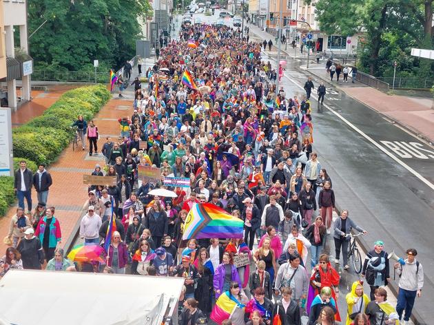 CSD Gießen: Aktivisten setzen auf kämpferisches Zeichen statt Kommerz