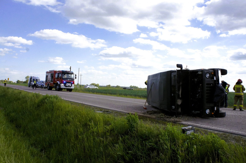 Wypadek pojazdu wojskowego i auta transportującego konia. Dwie osoby ...
