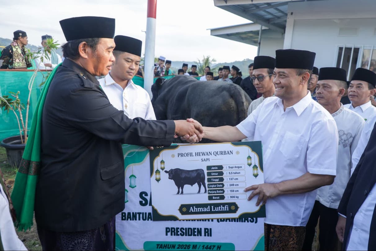 Salat Iduladha bareng warga Huntara Tegal, Gubernur Jateng serahkan ...