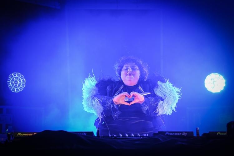 « Je suis une militante de l’amour » : la DJ Barbara Butch de retour ...