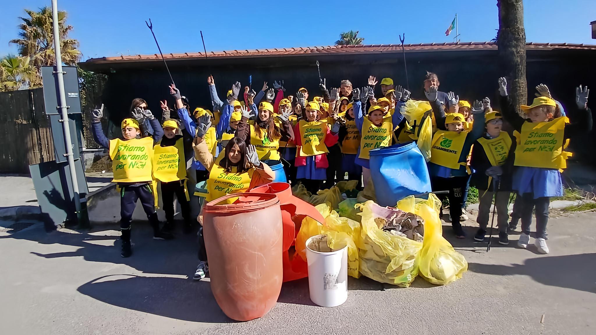Maxi pulizia del litorale con i bimbi della primaria. Poi convegno ...