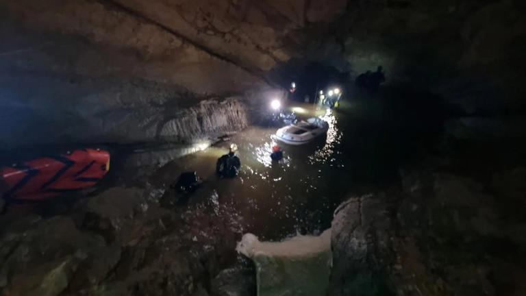 Laos cave flooding horror: Divers 'racing against time' to rescue seven ...