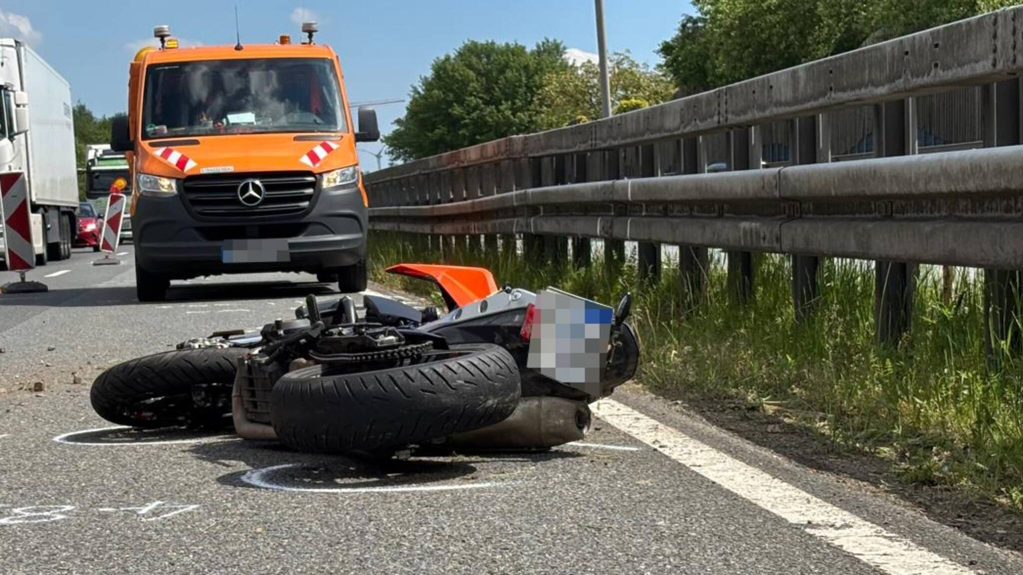 Biker-Unfall auf B6: Polizei ermittelt gegen Motorradfahrer ohne Helm