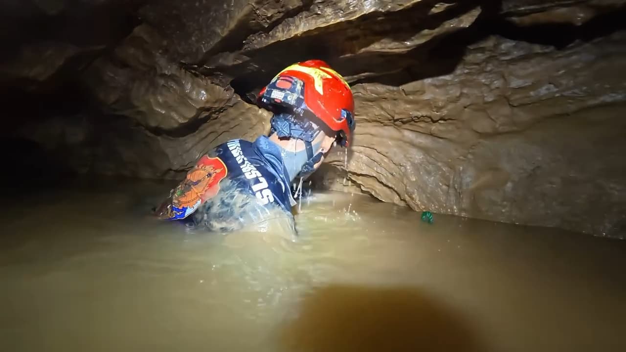 Cinq personnes secourues après avoir été pigées dans une grotte pendant ...