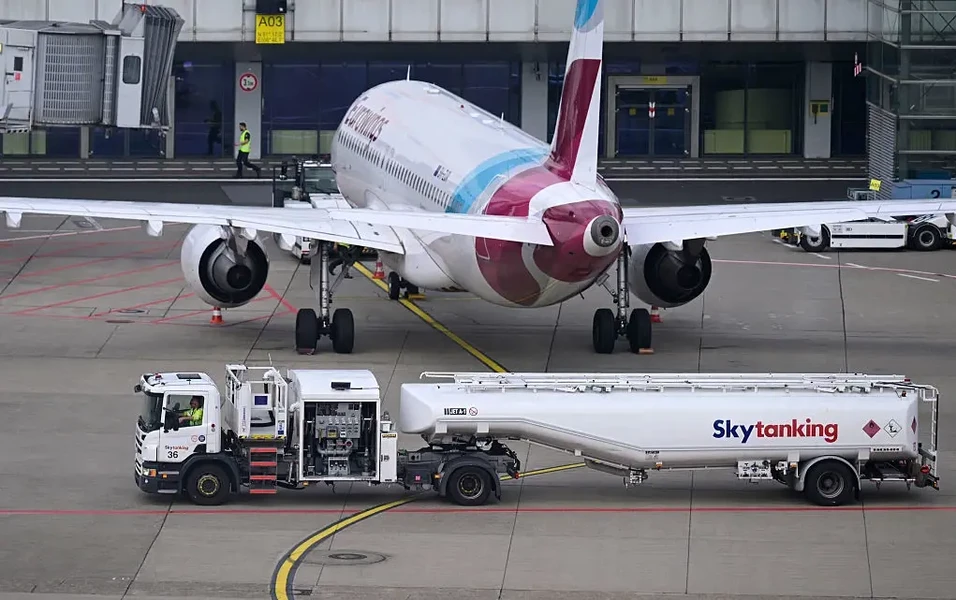 Budget airlines cut fares despite soaring fuel costs