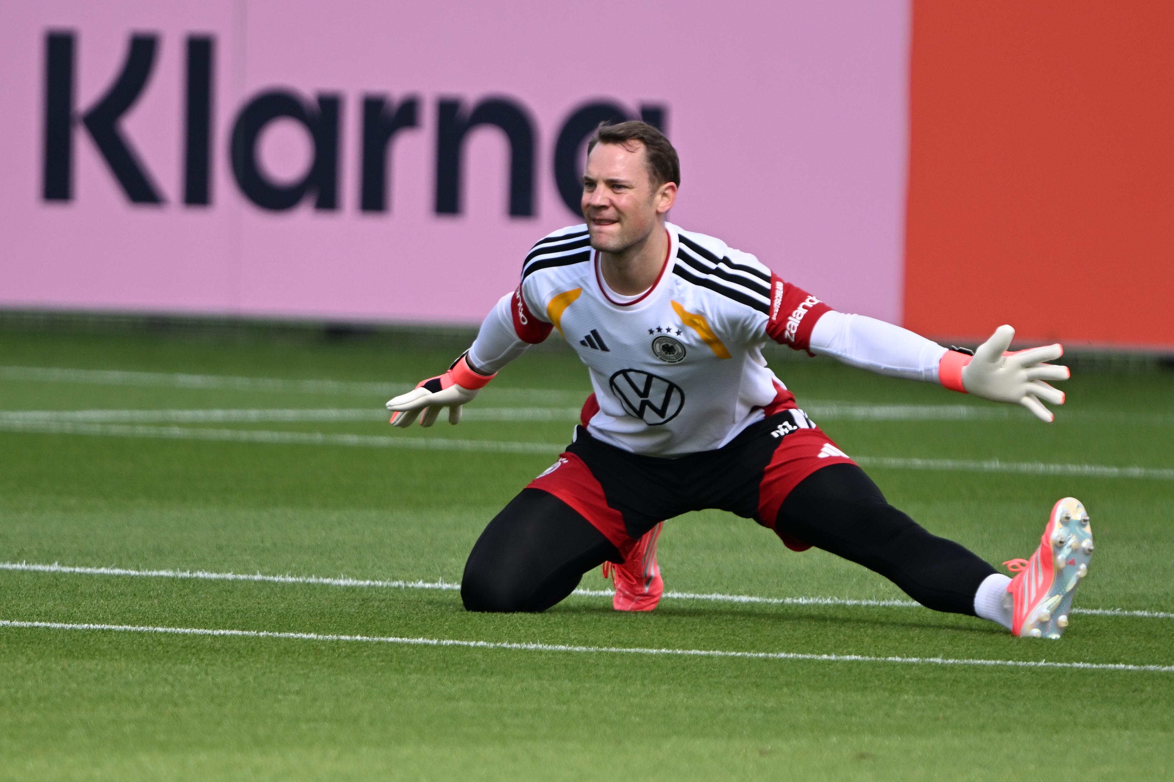 Manuel Neuer returns to training for Germany