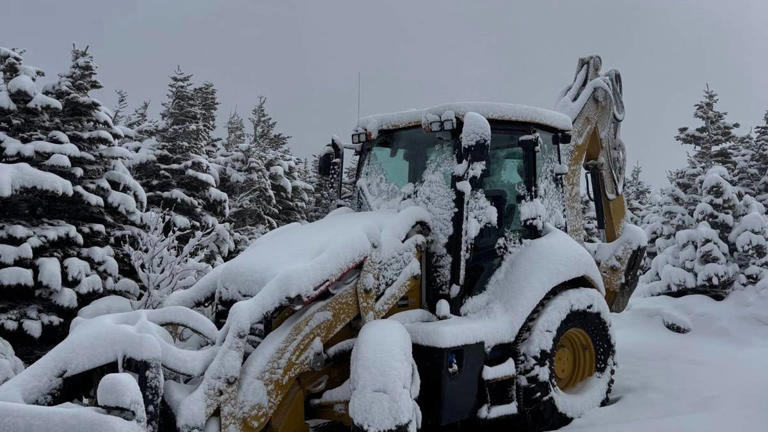 Late-May snowfall blankets Mount Washington in 4-foot drifts