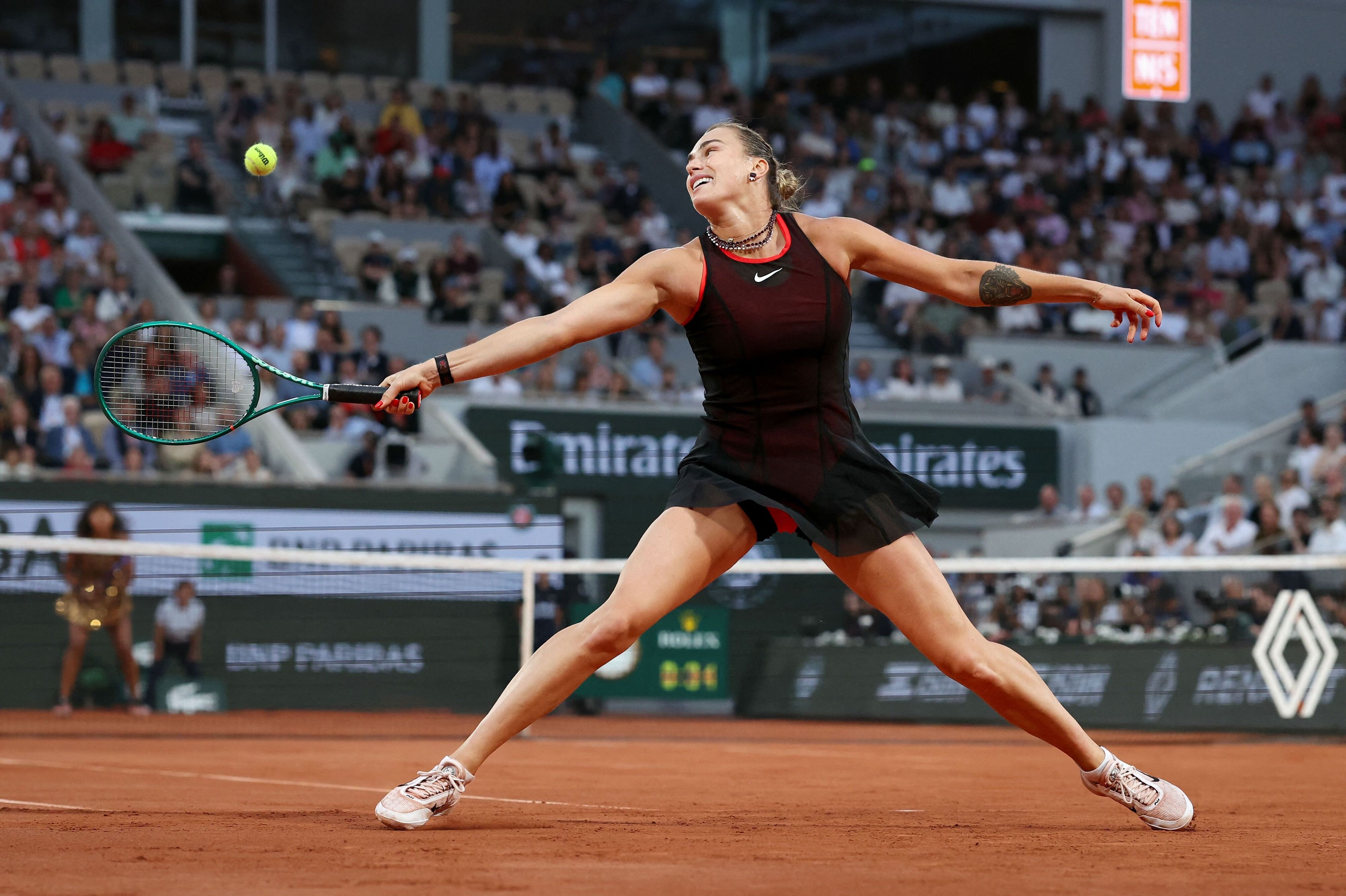 Sabalenka nedkæmper Osaka og booker kvartfinalebillet