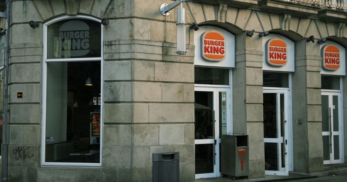 Sa voiture finit en équilibre devant un Burger King à Nantes après ...